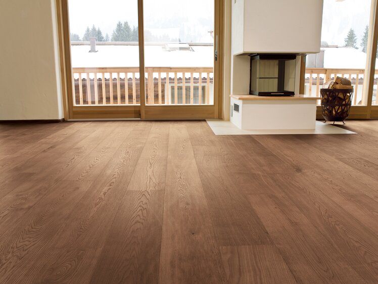 Dark wood floors: from walnut to thermal oak