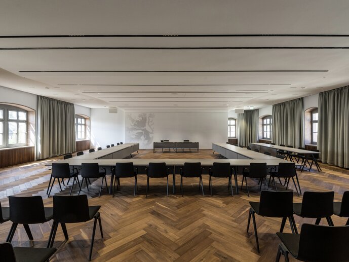 Dark wood floors: from walnut to thermal oak